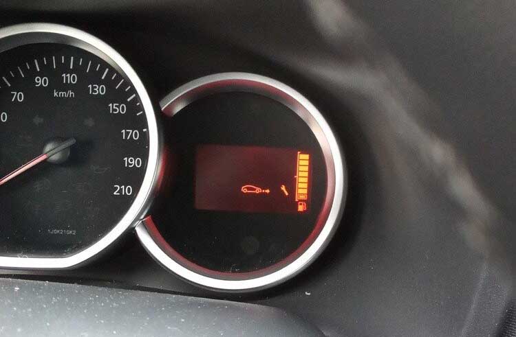 Was bedeutet die orange / rote Kontrollleuchte bei einem Dacia?